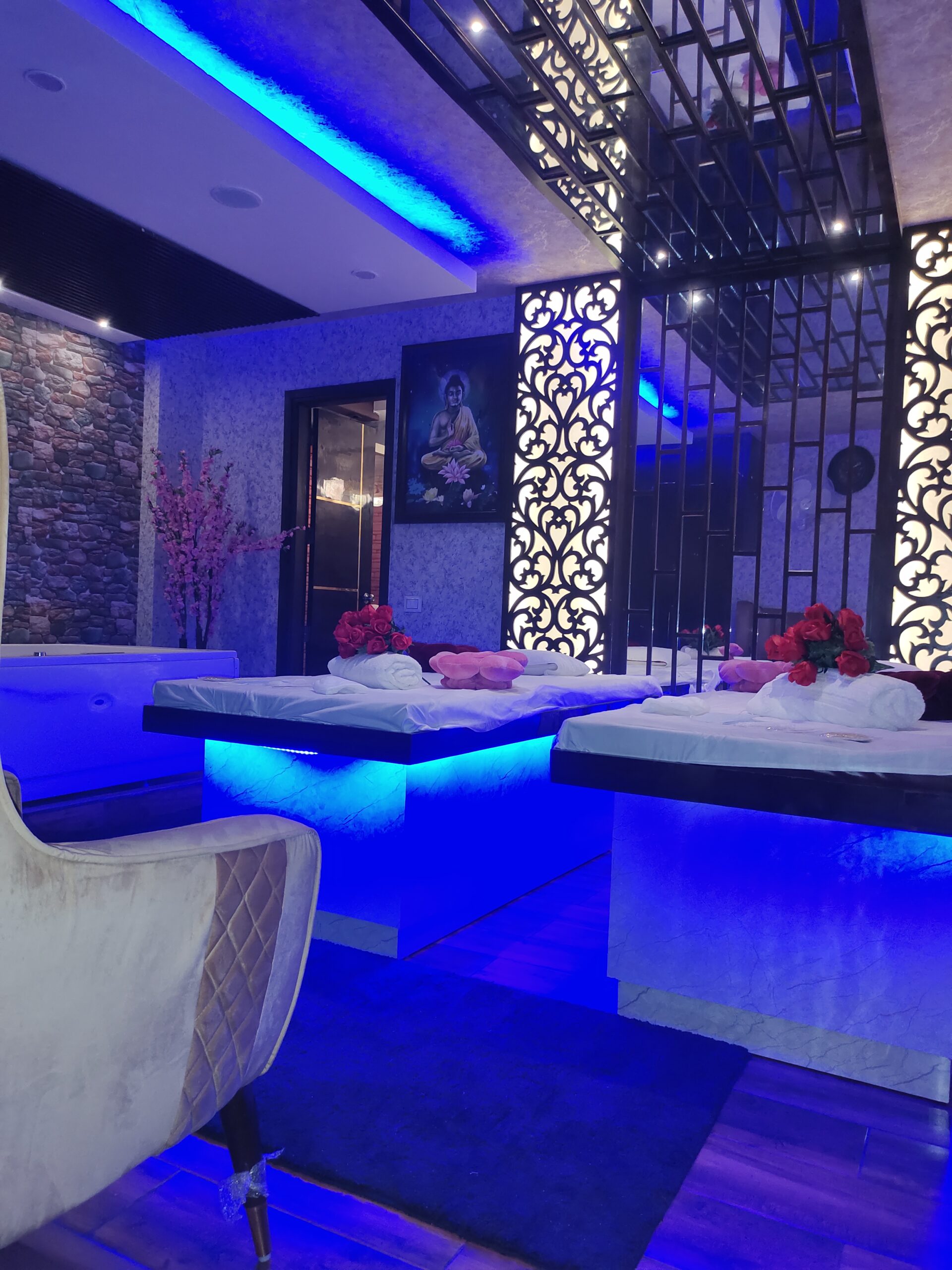 Spa in select city walk mall , saket
